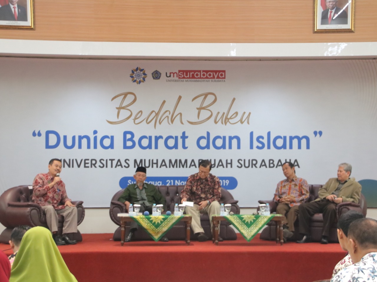 Diskusi Buku Dunia Barat dan Islam di UM Surabaya